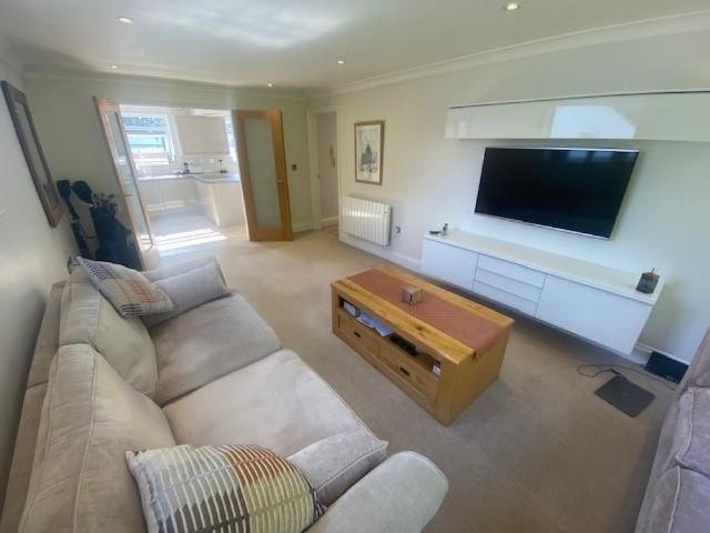 2 bedroom Flat To Let