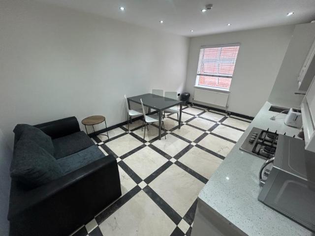 2 bedroom Flat To Let