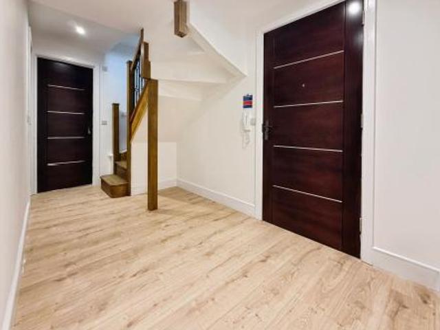 2 bedroom Flat To Let