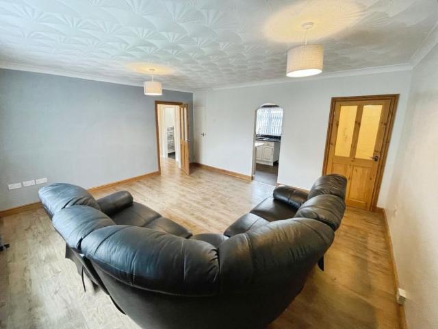 2 bedroom Flat To Let