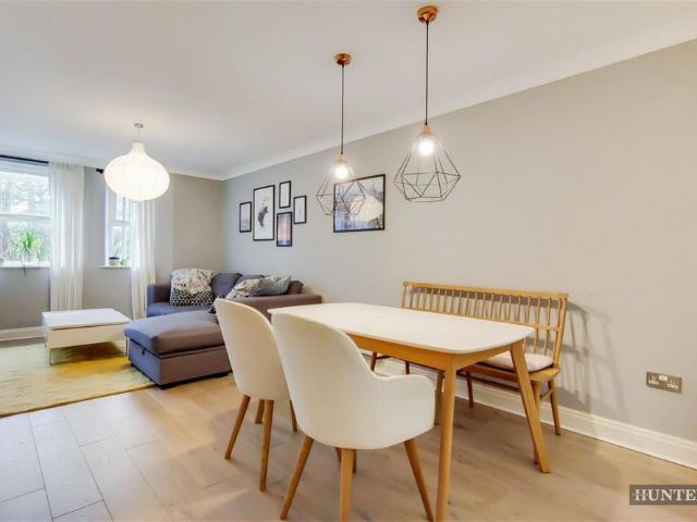 2 bedroom Flat To Let