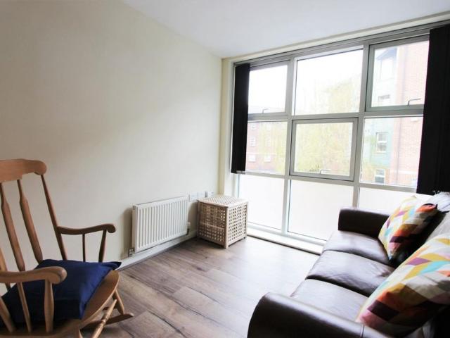 2 bedroom Flat To Let