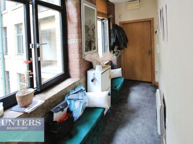 2 bedroom Flat To Let