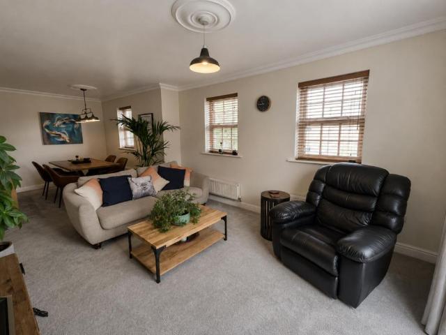 2 bedroom Flat To Let