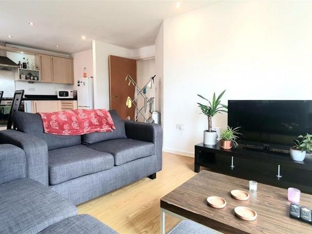2 bedroom Flat To Let