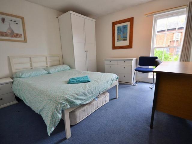 2 bedroom Flat To Let