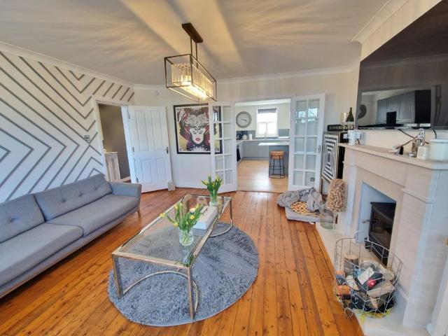 2 bedroom Flat To Let