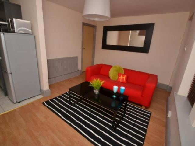 2 bedroom Flat To Let