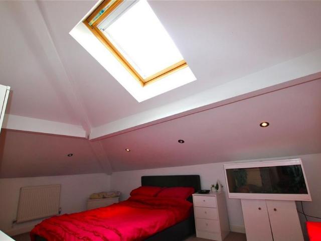 2 bedroom Flat To Let