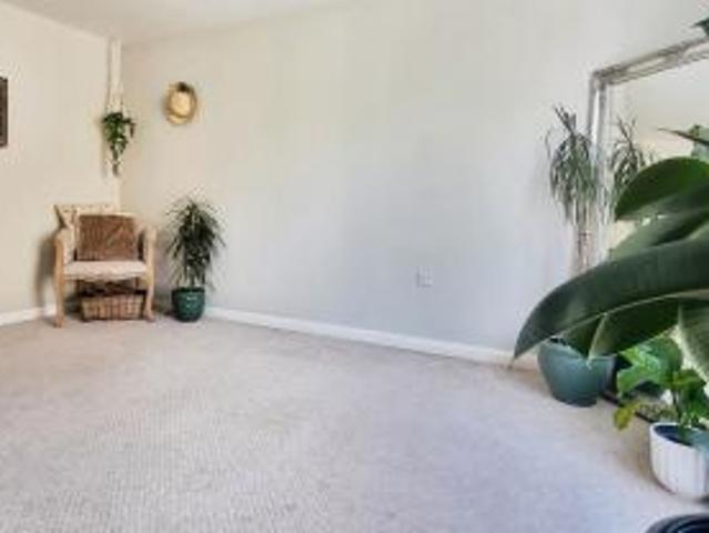 2 bedroom Flat To Let