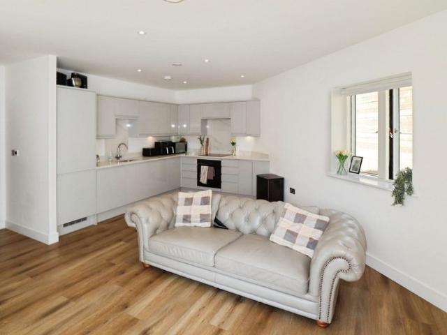 2 bedroom Flat To Let