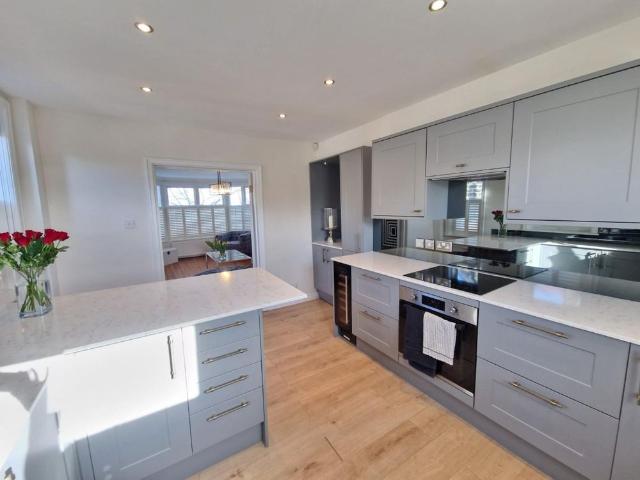 2 bedroom Flat To Let