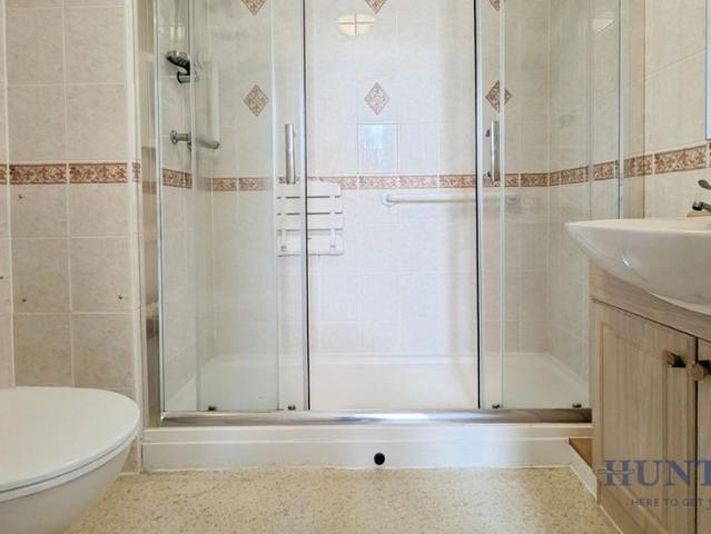2 bedroom Flat To Let