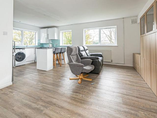 2 bedroom Flat To Let