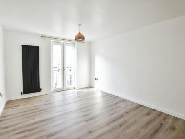 2 bedroom Flat To Let