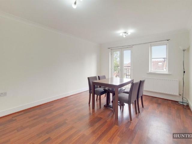 2 bedroom Flat To Let