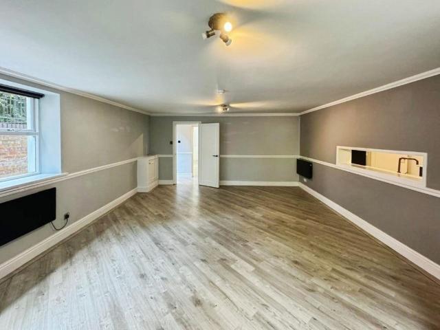 2 bedroom Flat To Let