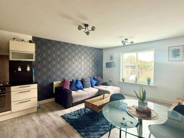 2 bedroom Flat To Let