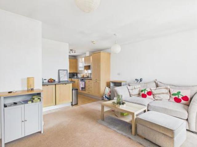 2 bedroom Flat To Let