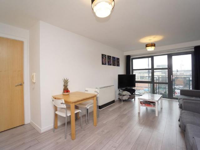 2 bedroom Flat To Let