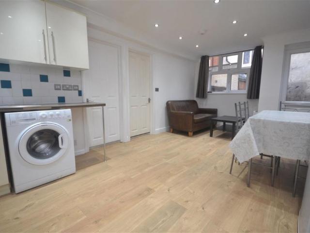 2 bedroom Flat To Let