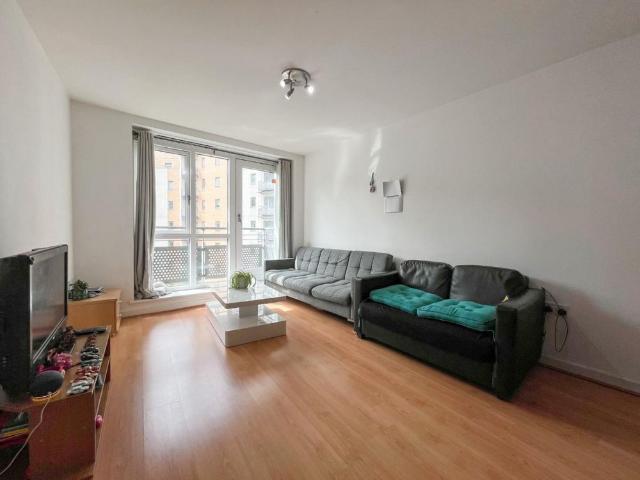 2 bedroom Flat To Let