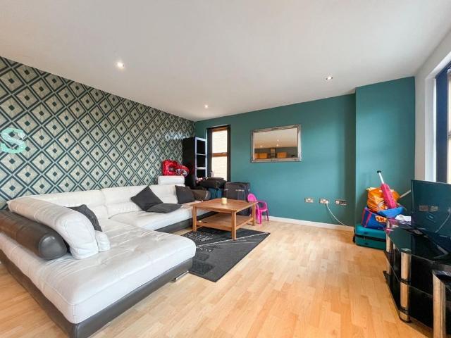 2 bedroom Flat To Let