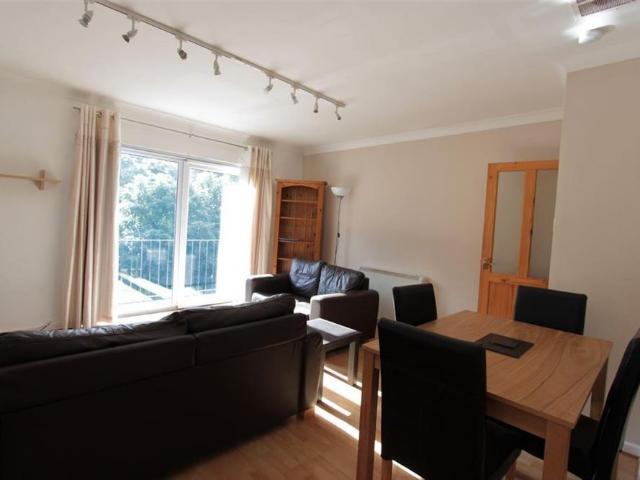 2 bedroom Flat To Let
