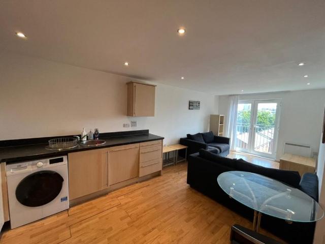 2 bedroom Flat To Let