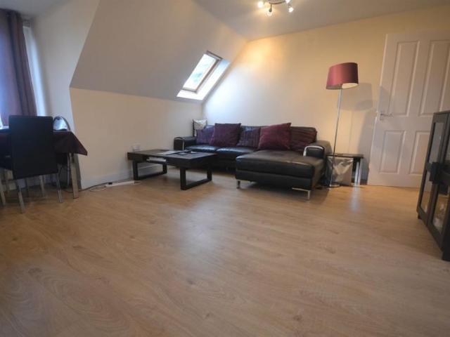2 bedroom Flat To Let