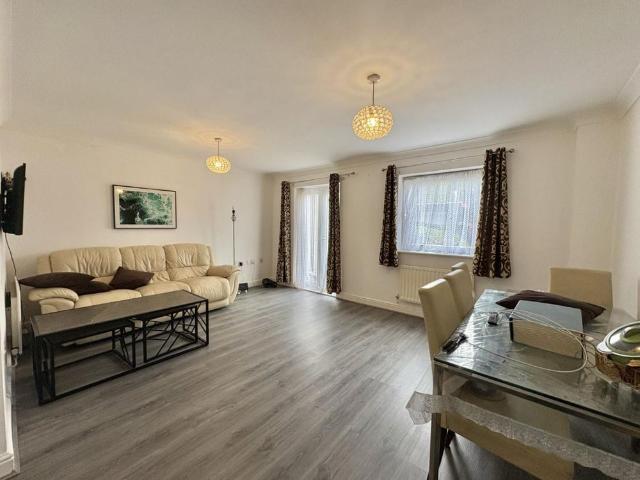 2 bedroom Flat To Let
