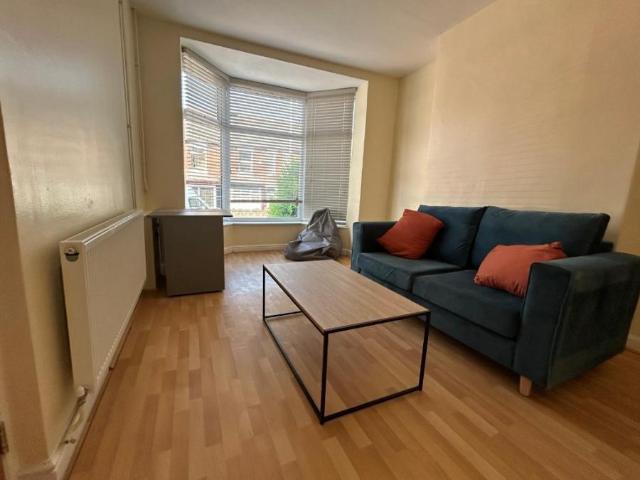 2 bedroom Flat To Let