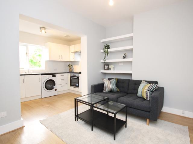 2 Bedroom Flat To Let in London, SW2