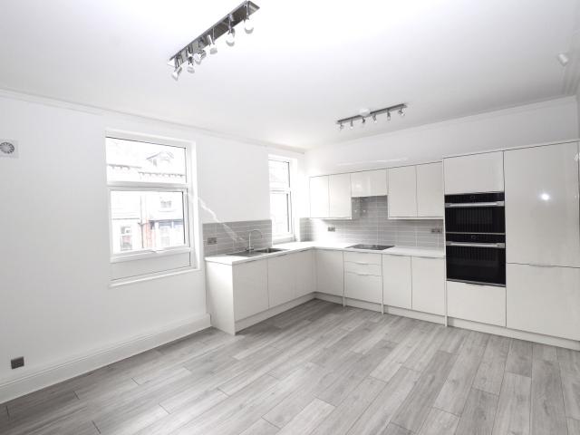 2 Bedroom Flat To Let in Leeds, LS8
