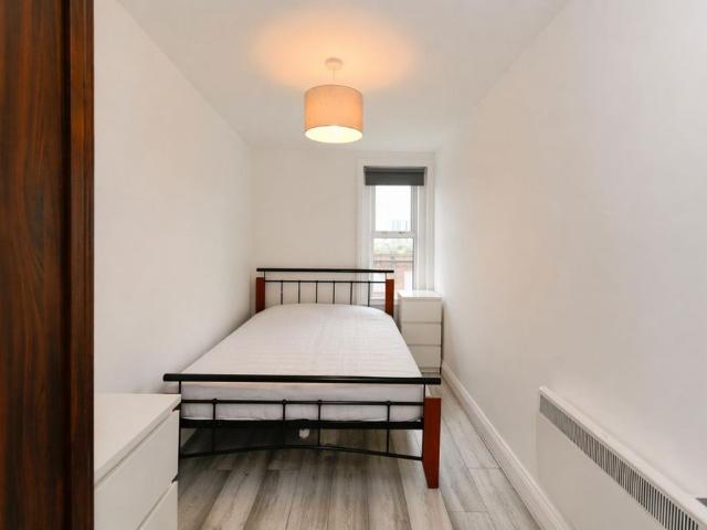 2 bedroom Flat To Let Total Size: 438 SQ FT