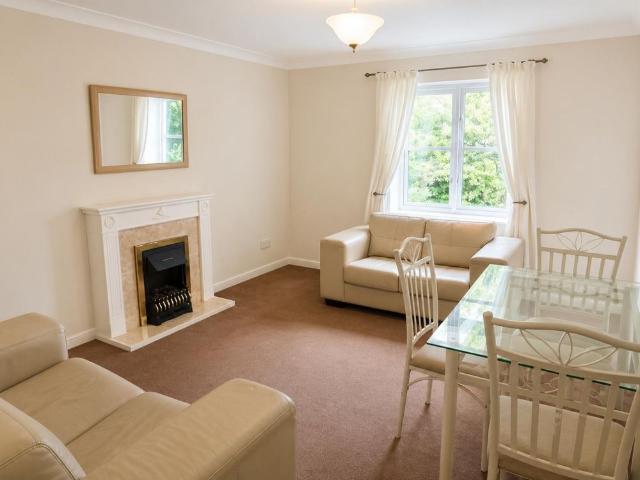 2 bedroom Flat To Let Total Size: 549 SQ FT