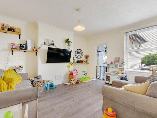 2 bedroom Flat To Let Total Size: 640 SQ FT
