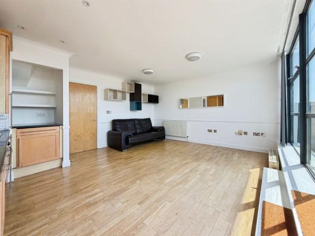 2 bedroom Flat To Let Total Size: 689 SQ FT