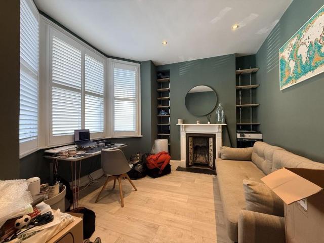 2 bedroom Flat To Let Total Size: 718 SQ FT