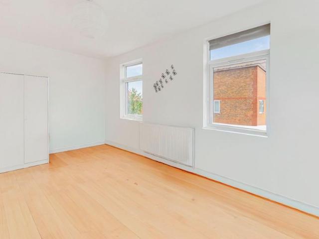 2 bedroom Flat To Let Total Size: 729 SQ FT