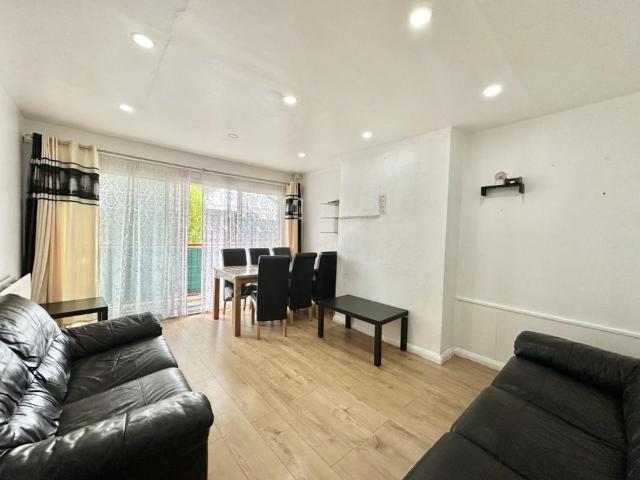 2 bedroom Flat To Let Total Size: 786 SQ FT