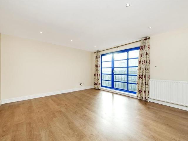 2 bedroom Flat To Let Total Size: 860 SQ FT