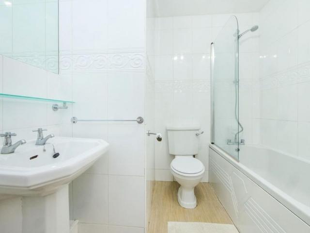 2 bedroom Flat To Let Total Size: 940 SQ FT
