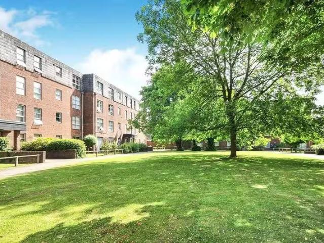 2 bedroom Flat to rent, Marlowe Gardens, London, SE9 £1,600 pcm