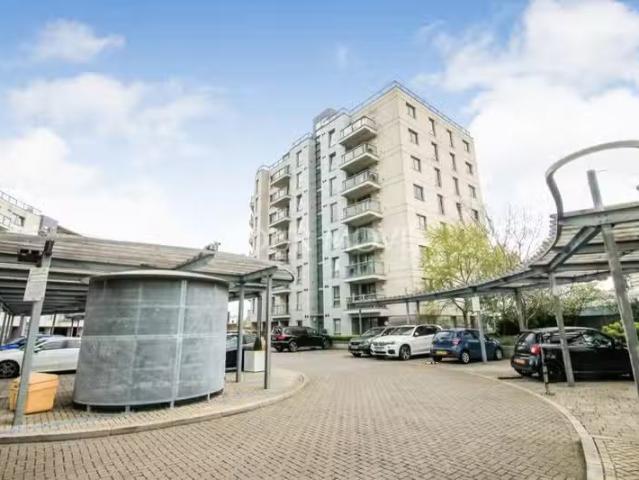 2 bedroom Flat to rent, Mercury Gardens, Romford, RM1 £1,650.