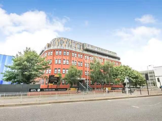 2 bedroom Flat to rent, Mercury Gardens, Romford, RM1 £1,600.