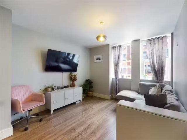2 bedroom Flat to rent, Mercury Gardens, Romford, RM1 £1,700.