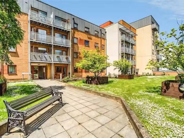 2 bedroom Flat to rent, Northstar Boulevard, Greenhithe, DA9.
