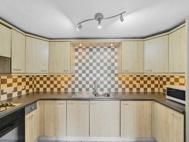 2 bedroom flat to rent on Manchester Road, London