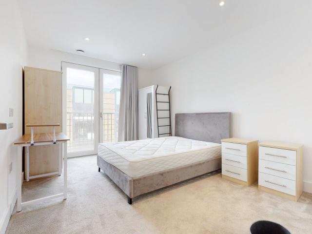 2 bedroom flat to rent on Market Road, London